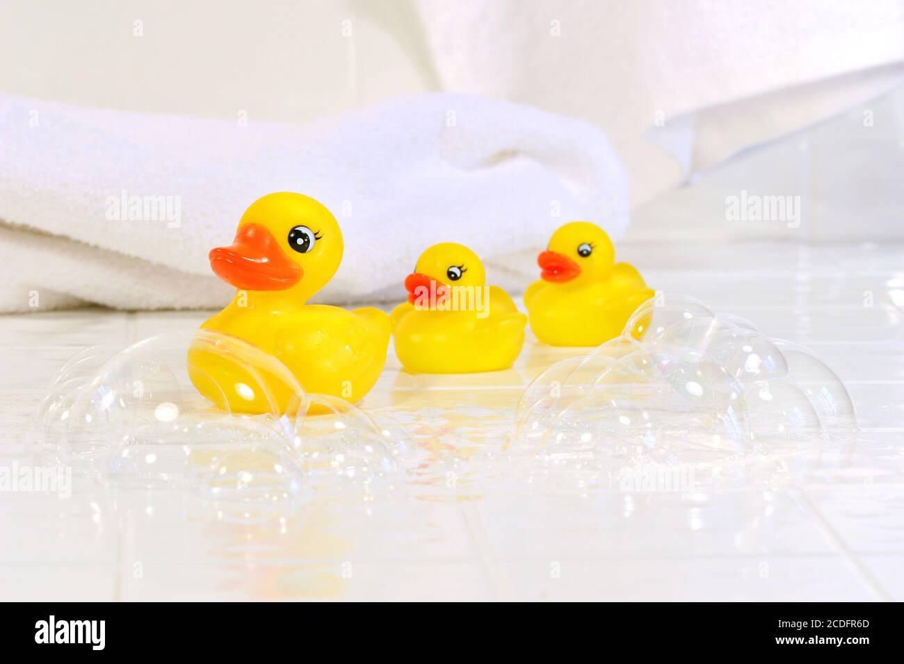Drei kleine gelbe enten -Fotos und -Bildmaterial in hoher Auflösung – Alamy