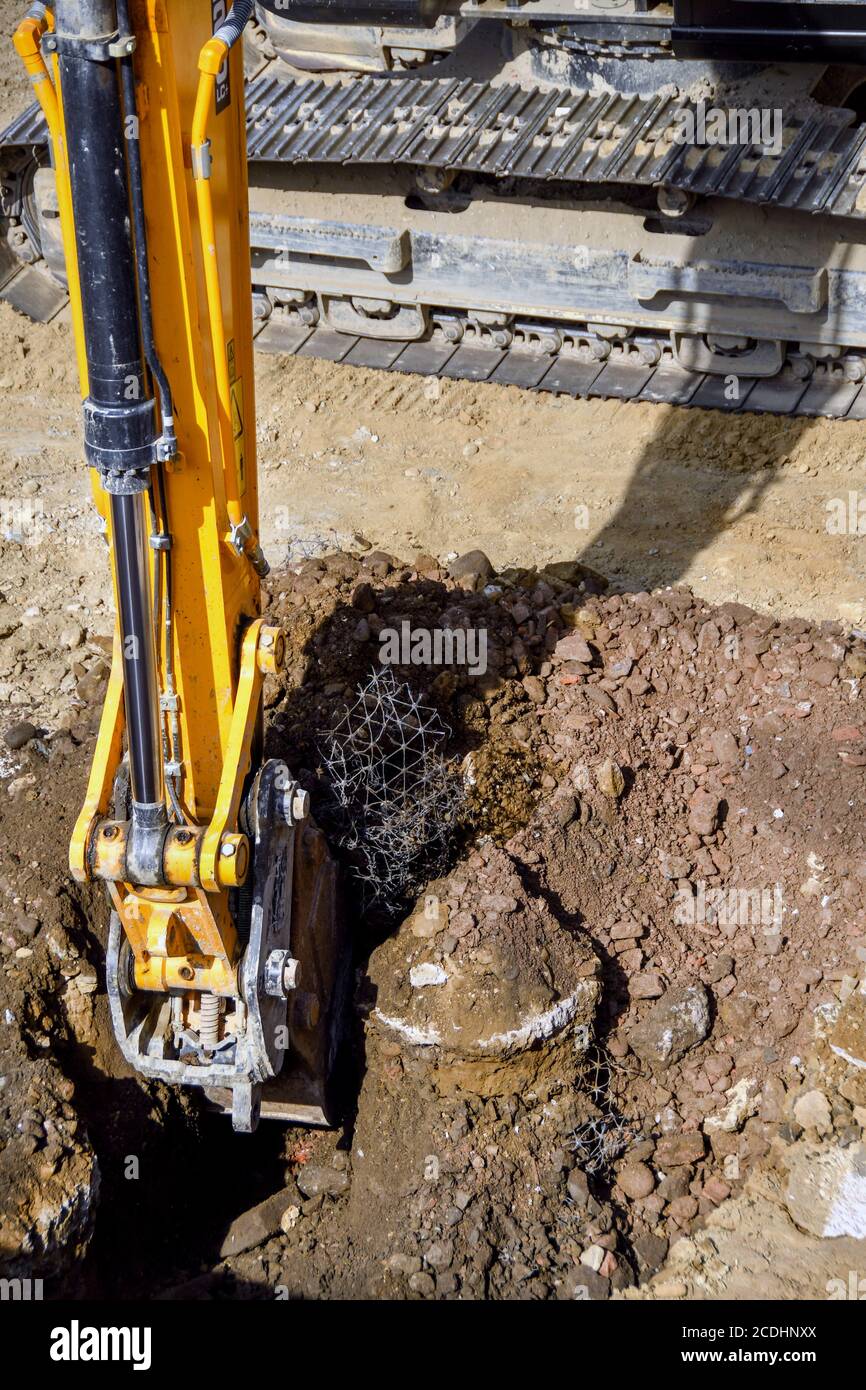 Der Eimer eines Baggers, der Fundamente gräbt Stockfotografie - Alamy