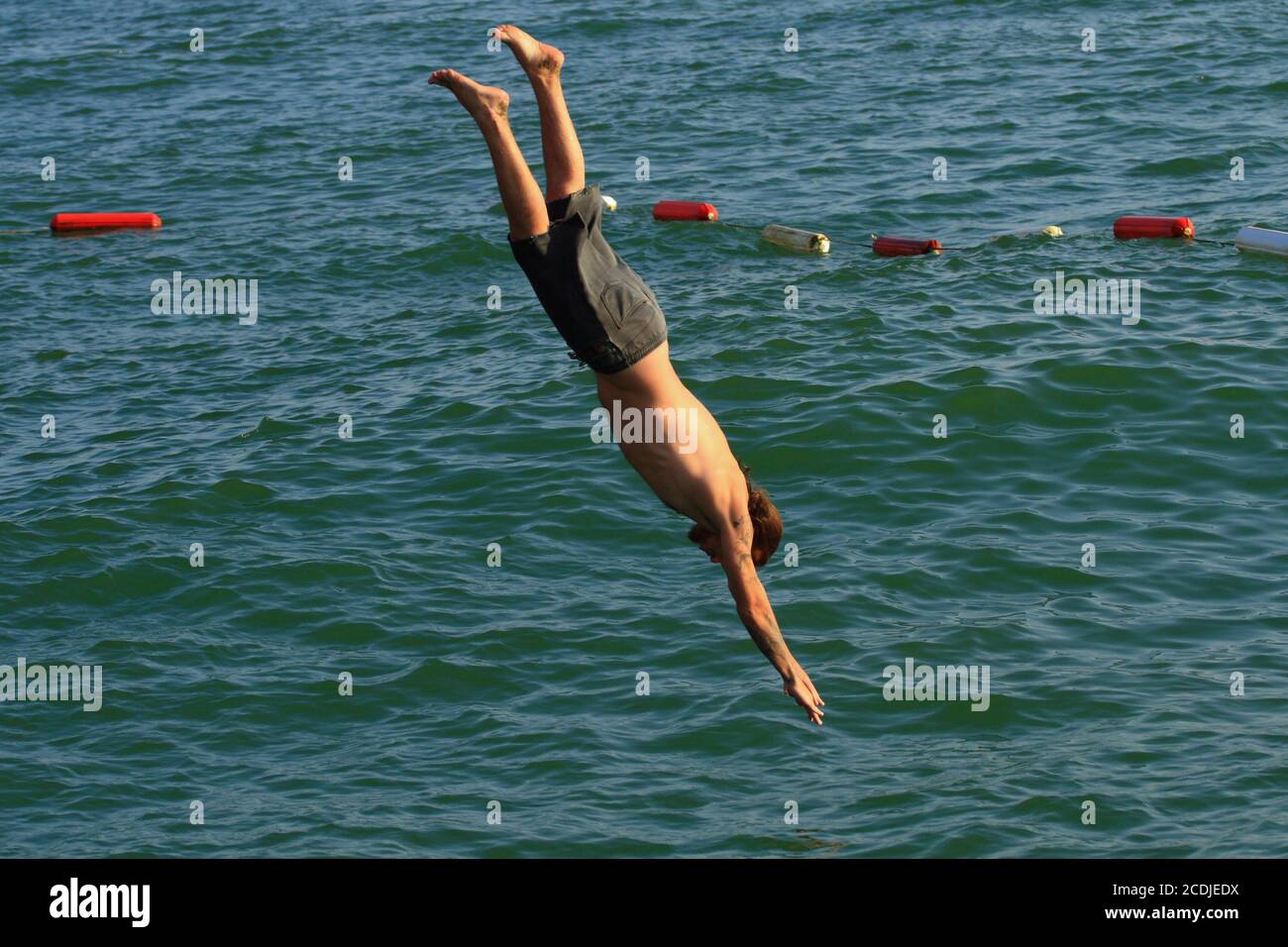 Junge ins meer springen -Fotos und -Bildmaterial in hoher Auflösung – Alamy