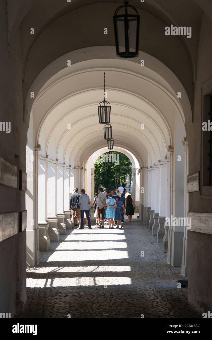 Der Eingang und die Galerie des prachtvollen Barockstils Schloss ...