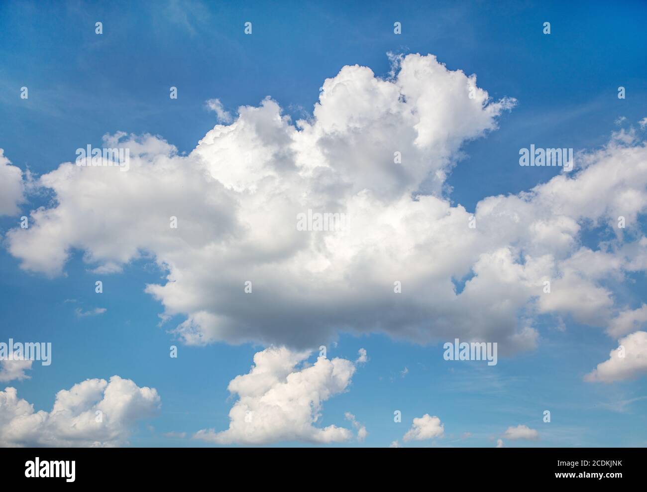 Weiße wolken im blauen himmel -Fotos und -Bildmaterial in hoher ...