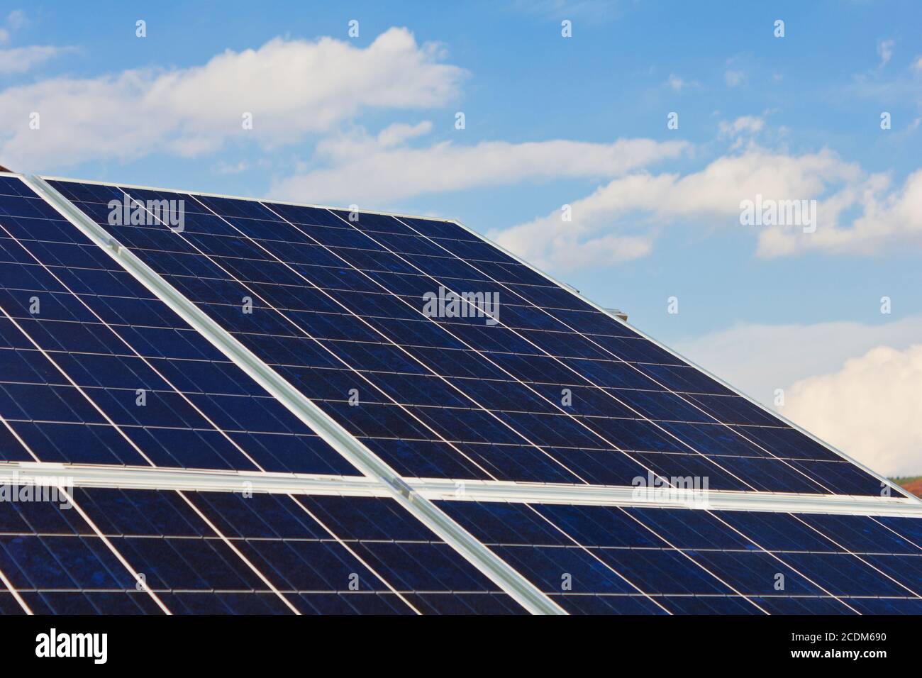 Ein Dach mit Solarzellen Zellen - Detail. Sonnenkollektoren, die ...