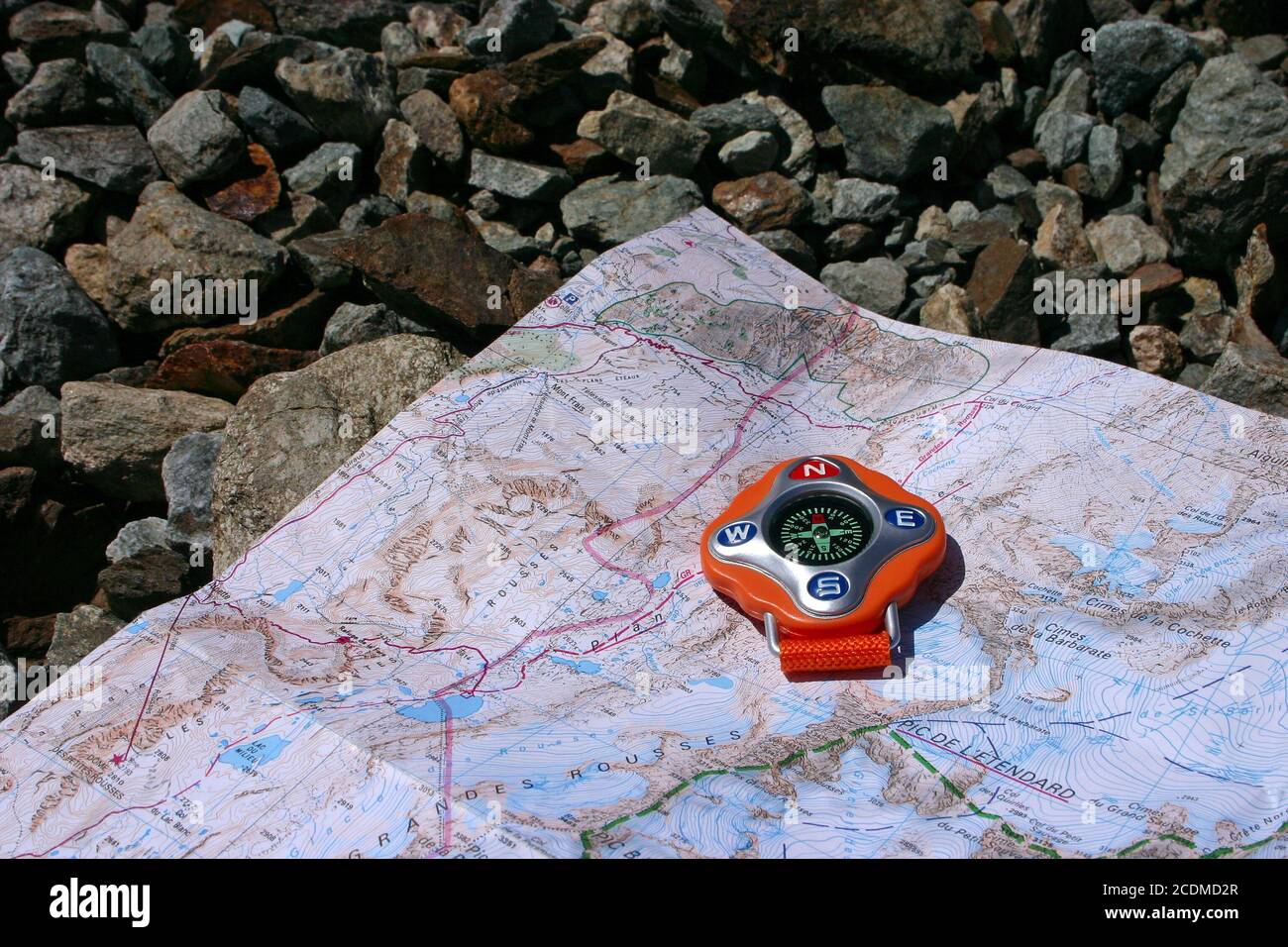 Kompass auf der karte wandern -Fotos und -Bildmaterial in hoher ...