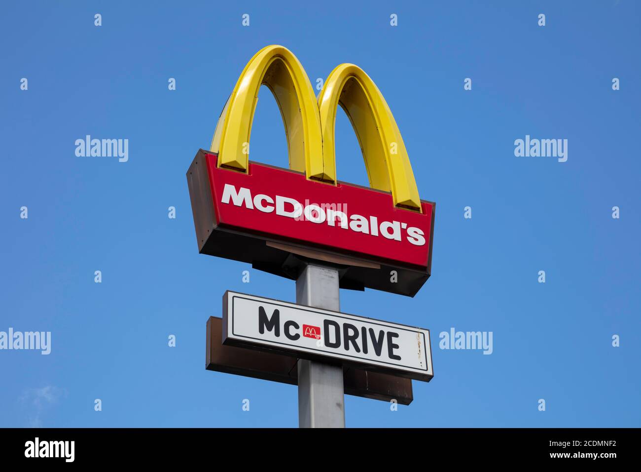 Mcdrive zeichen mit mcdonalds logo -Fotos und -Bildmaterial in hoher ...