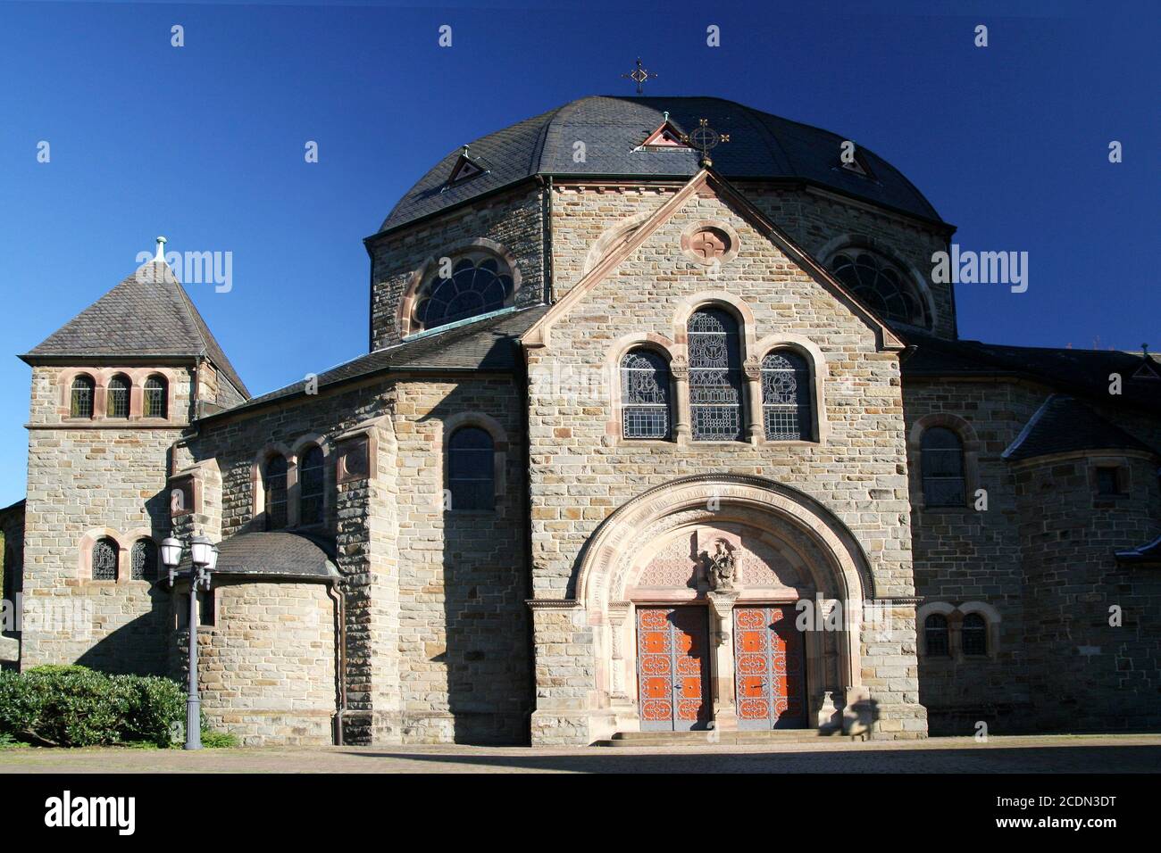 Kirchenportal sandstein turm -Fotos und -Bildmaterial in hoher ...