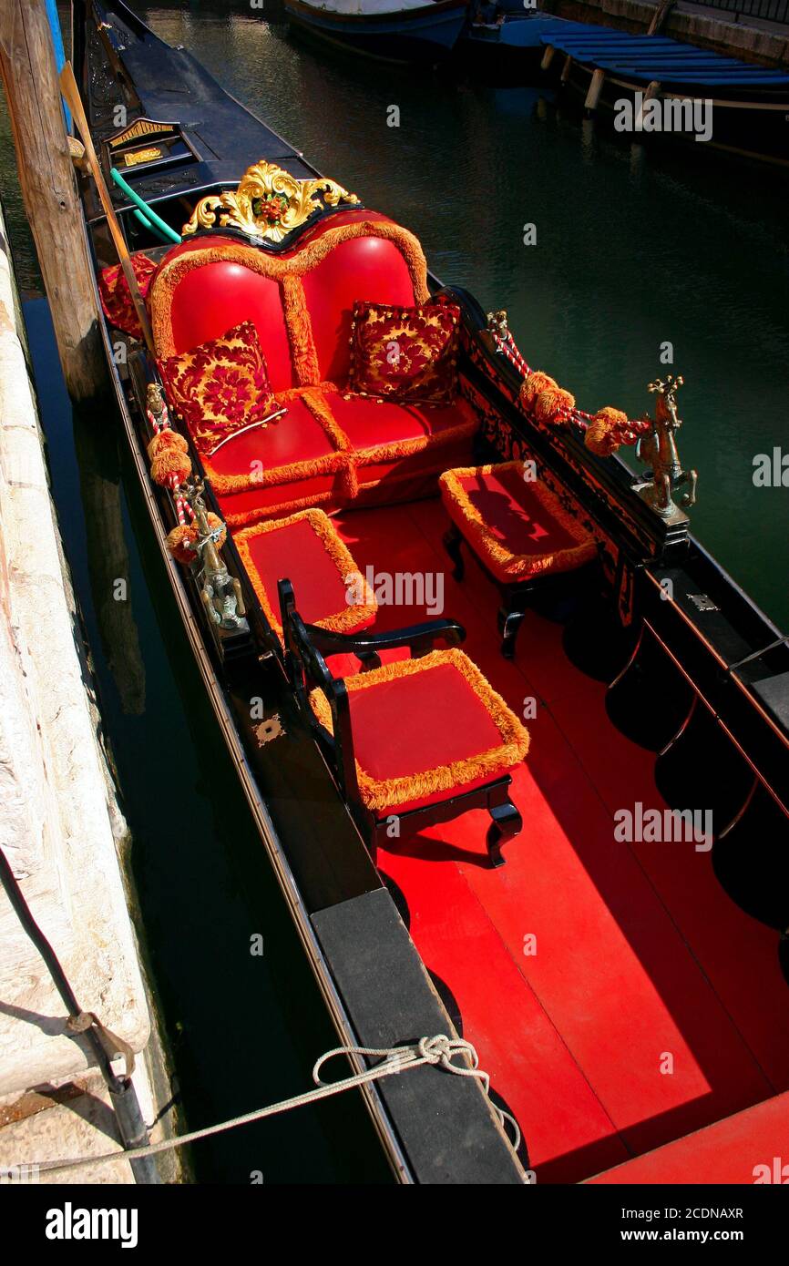 Rote gondel -Fotos und -Bildmaterial in hoher Auflösung – Alamy