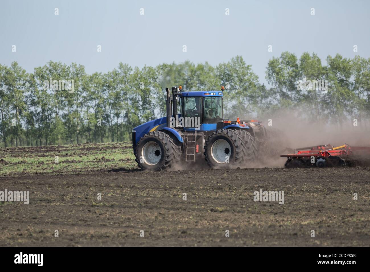Traktor mit pflug arbeiten -Fotos und -Bildmaterial in hoher Auflösung ...