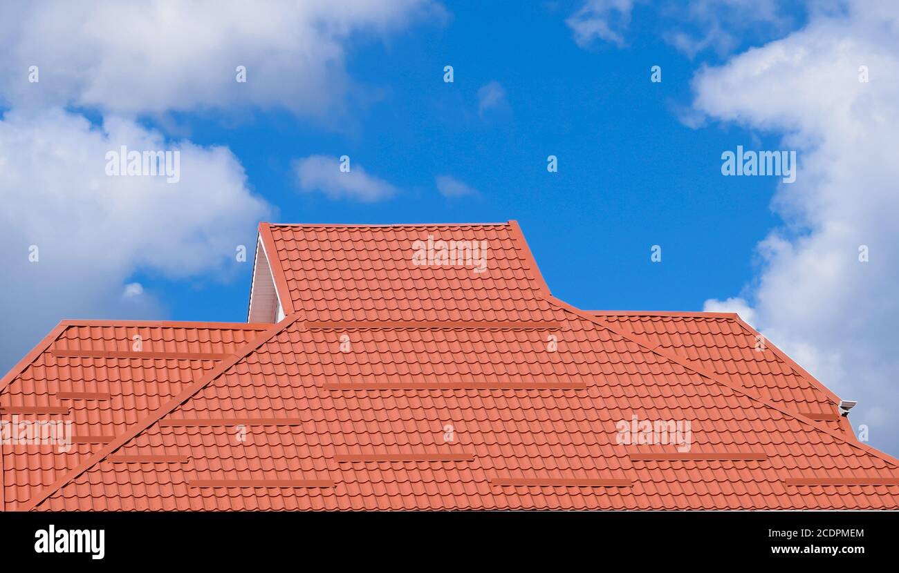 Rotes Wellblechdach Stockfotos und -bilder Kaufen - Alamy