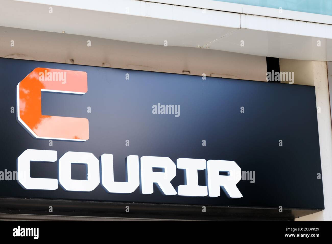 Courir logo -Fotos und -Bildmaterial in hoher Auflösung – Alamy