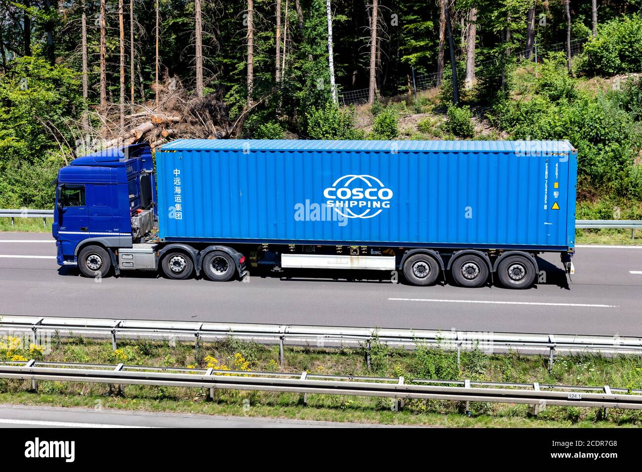 DAF XF LKW mit COSCO Container auf der Autobahn Stockfotografie - Alamy