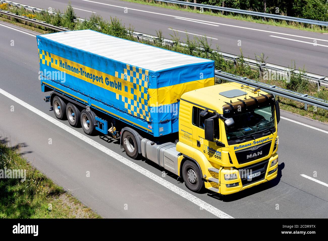 Hellmann MAN TGS LKW mit Planenauflieger auf Autobahn Stockfotografie ...