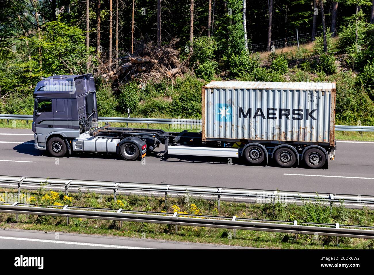 DAF XF LKW mit 20 ft Maersk Container auf der Autobahn Stockfotografie ...