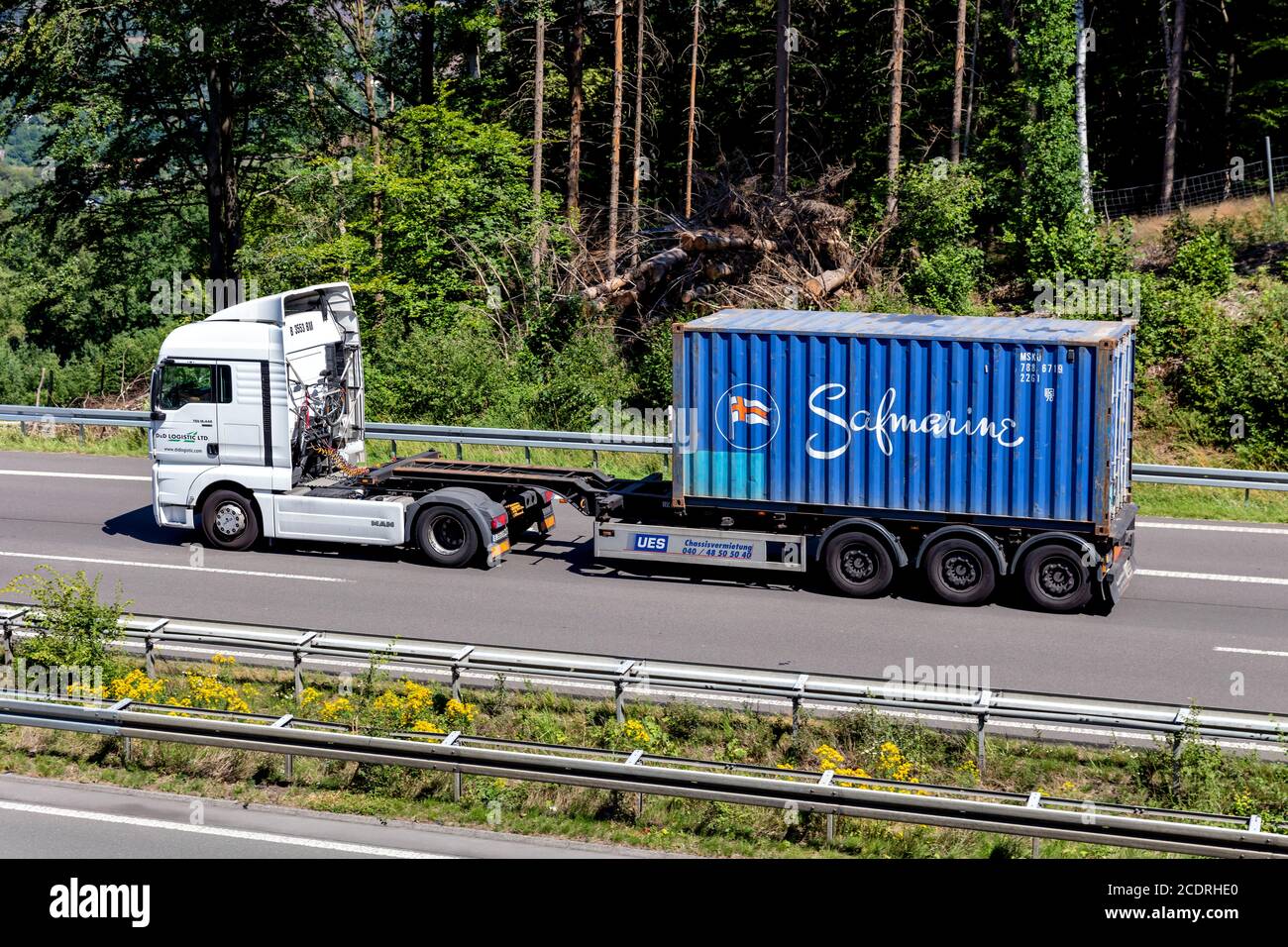 D&D Logistic MAN TGX LKW mit 20 ft Safmarine Container auf der Autobahn ...