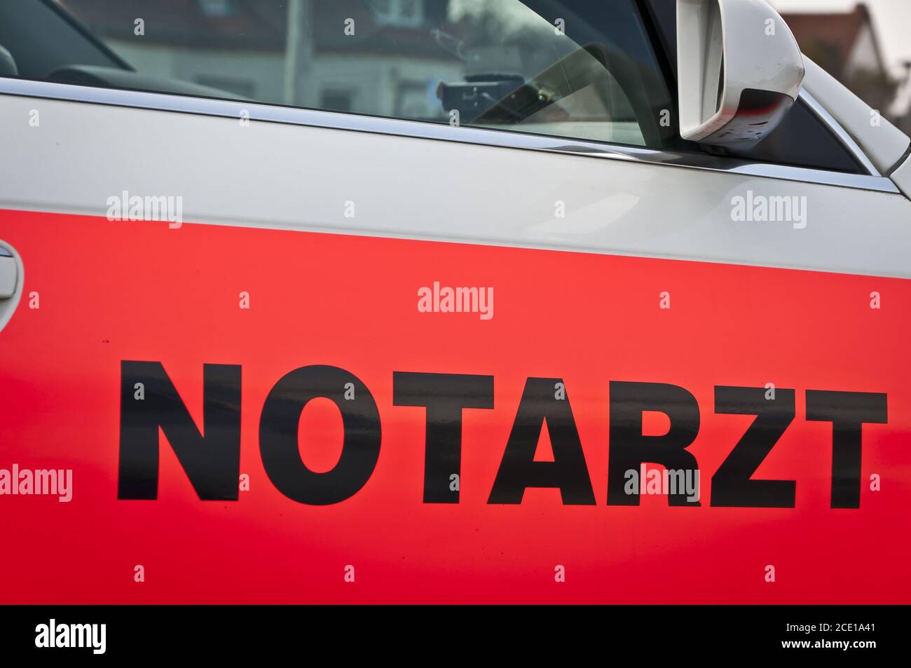 Mit einem notarztwagen -Fotos und -Bildmaterial in hoher Auflösung – Alamy