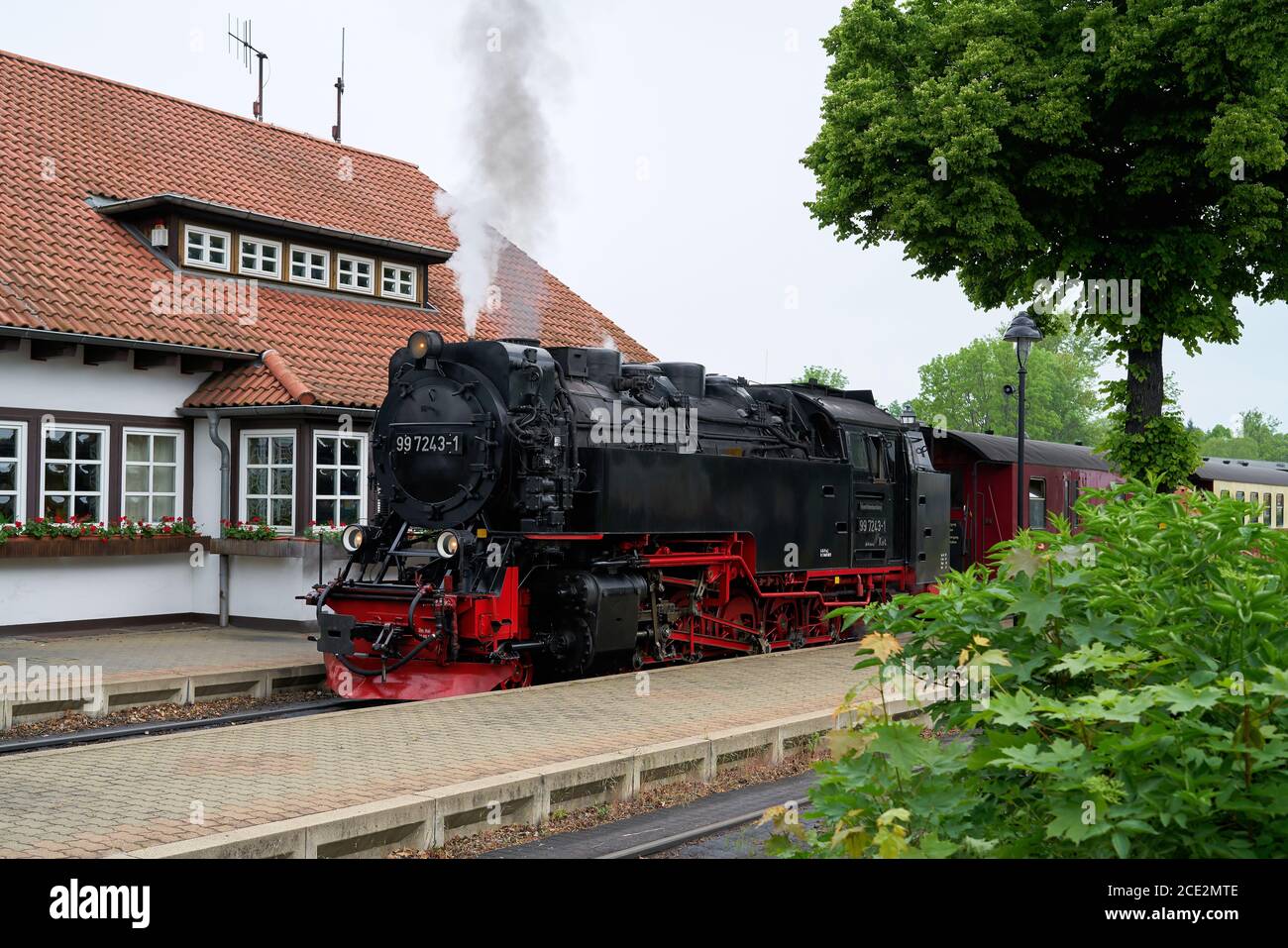 Lokomotive und Waggons der Brockenbahn im Westerntor Bahnhof In ...