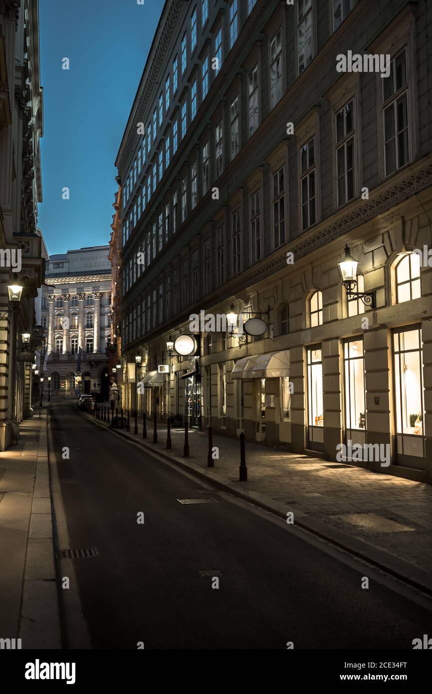 Verlassene Schmale Straße Mit Beleuchteten Geschäften In Der Innenstadt ...
