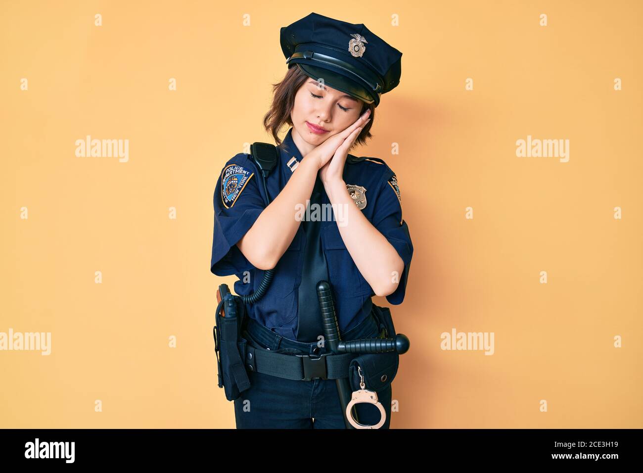 Female police officer attractive -Fotos und -Bildmaterial in hoher ...