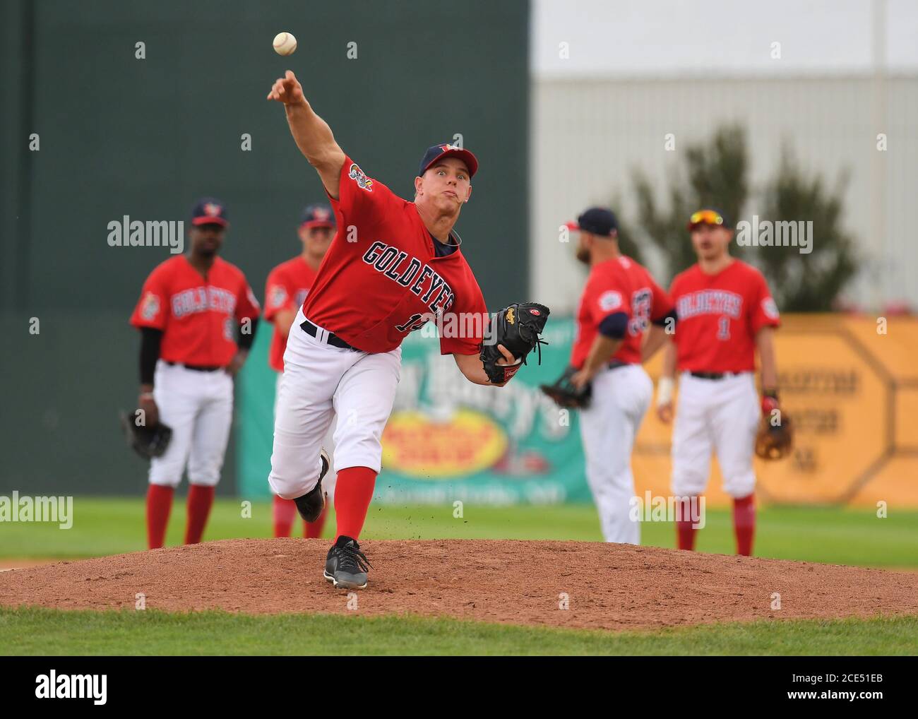 30. August 2020: Winnipeg Spieler beobachten Winnipeg Goldeyes Pitcher ...