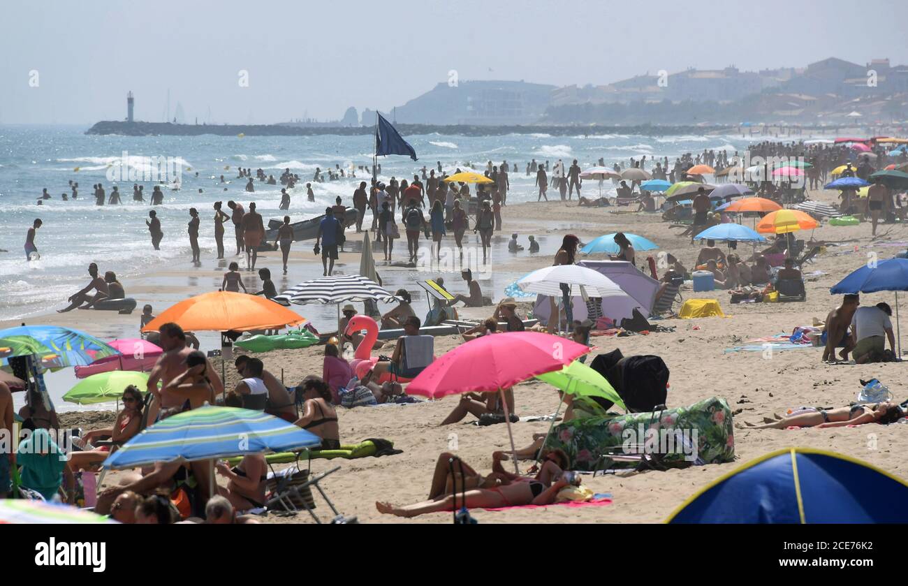 13. August 2020, Frankreich, Cap d'Agade: Blaue Flaggen (hinten links ...