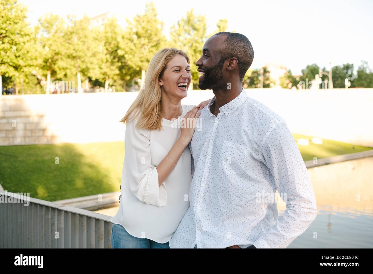 Inhalt schwarz Freund und lächelnde Freundin beim Bonding sinnlich und Am Tag zusammen kuscheln ...