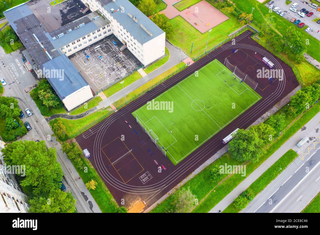 Sportplatz mit Stadion für Fußball, Basketball und Tennis ...