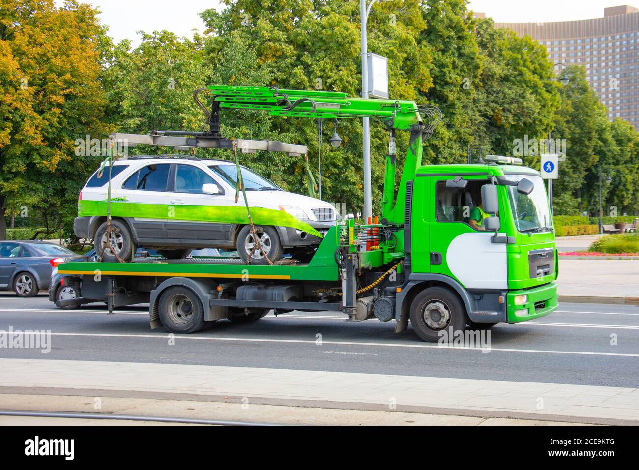 Abschleppen des Fahrzeugs auf dem Gabelstapler. Abschleppwagen mit ...
