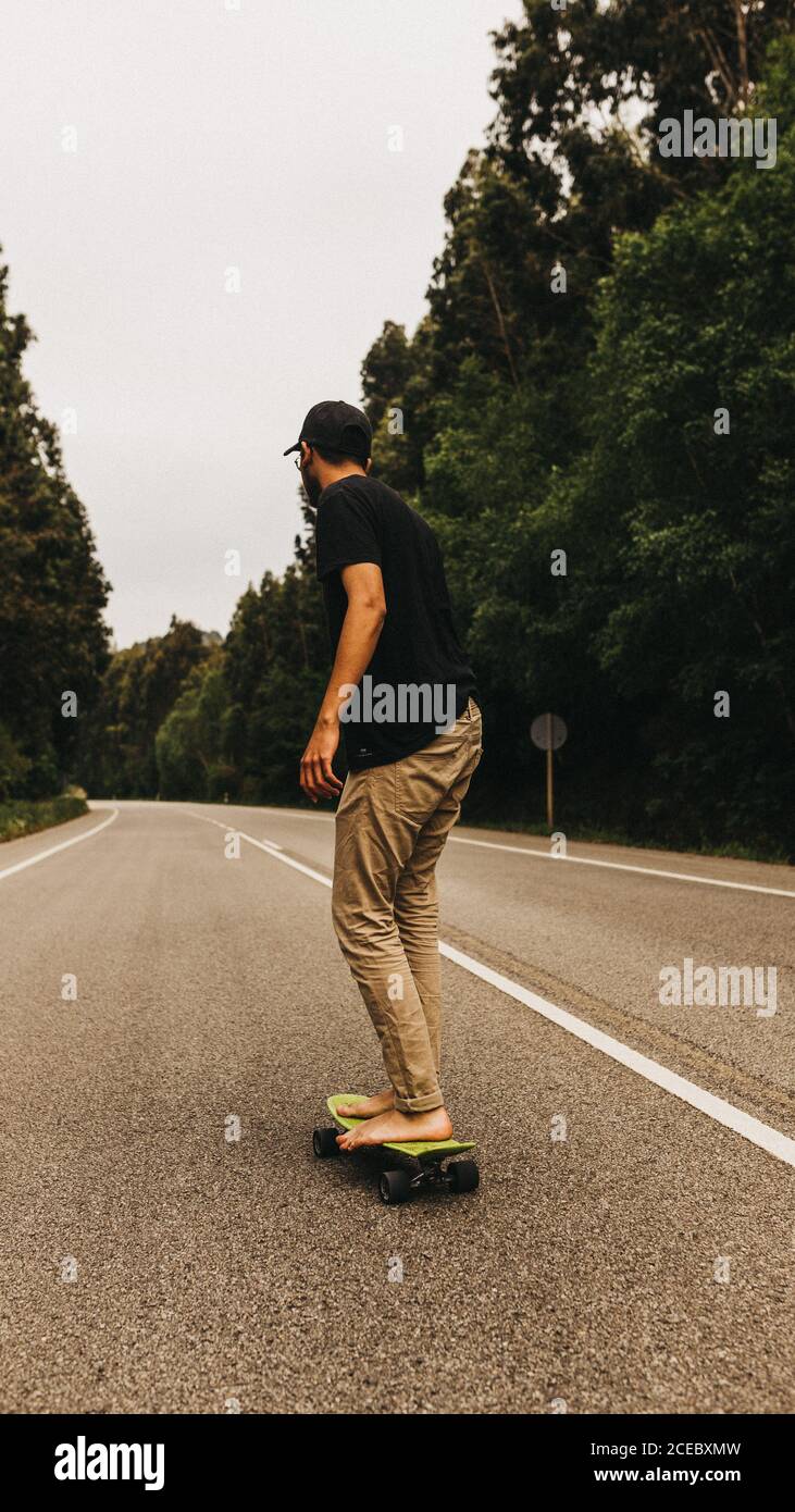 Barfuss mann -Fotos und -Bildmaterial in hoher Auflösung – Alamy