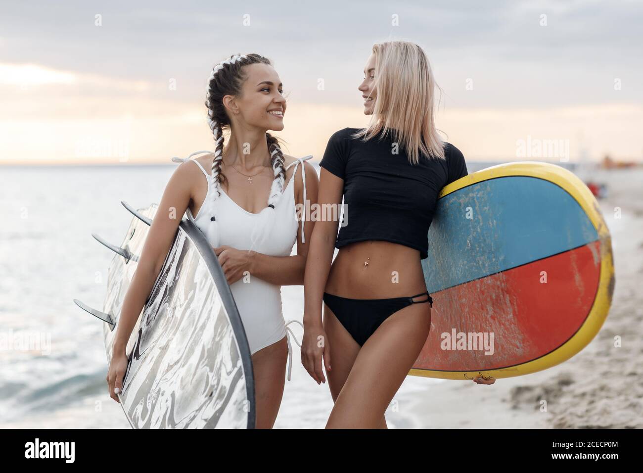 Zwei junge schöne Frauen mit Surfbrettern am Strand Stockfotografie - Alamy Zwei junge schöne Frauen mit Surfbrettern am Strand Stockfotografie - Alamy