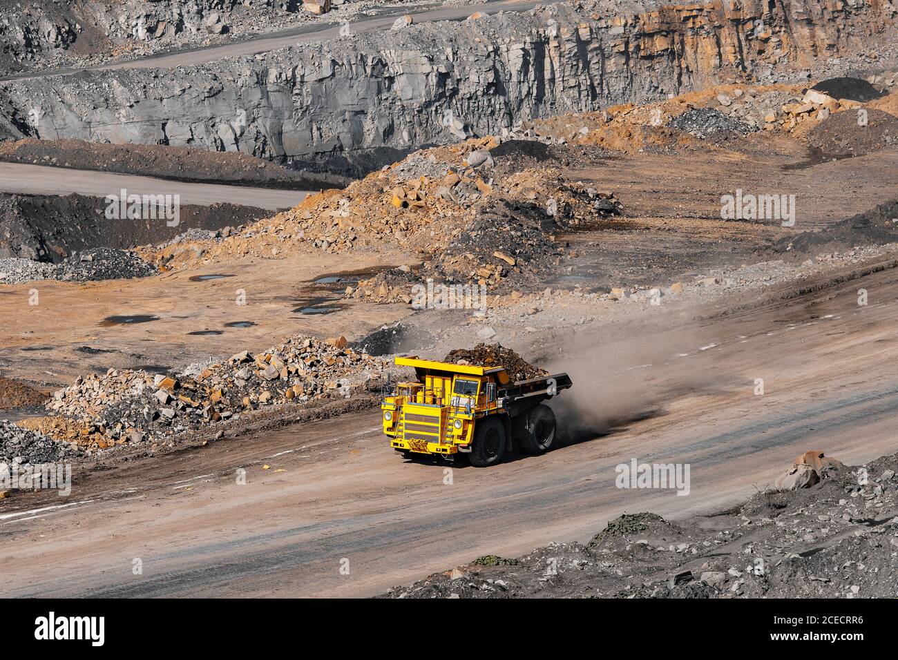 Große gelbe Bergbau LKW Transport von Golderz. Tagebau Industrie ...