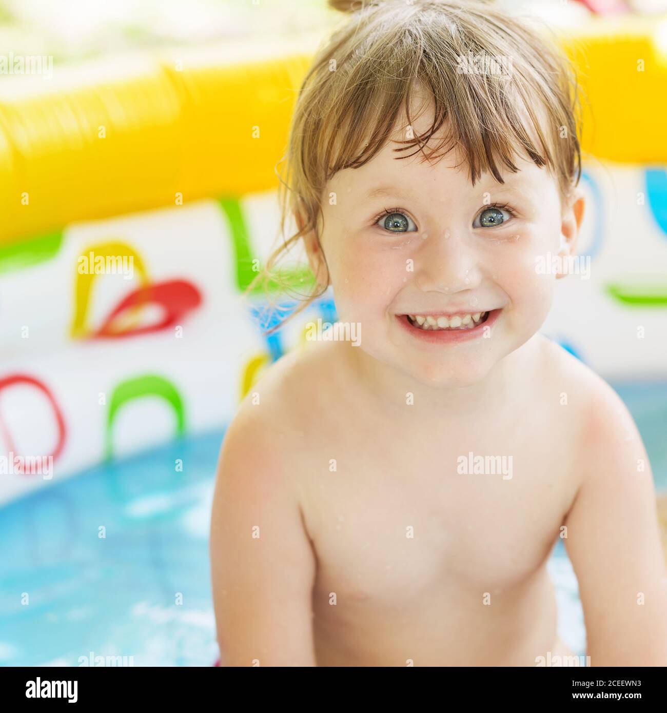 Kleine Kinder baden in gelb Aufblasbar Schwimmen Paddling Pool im ...