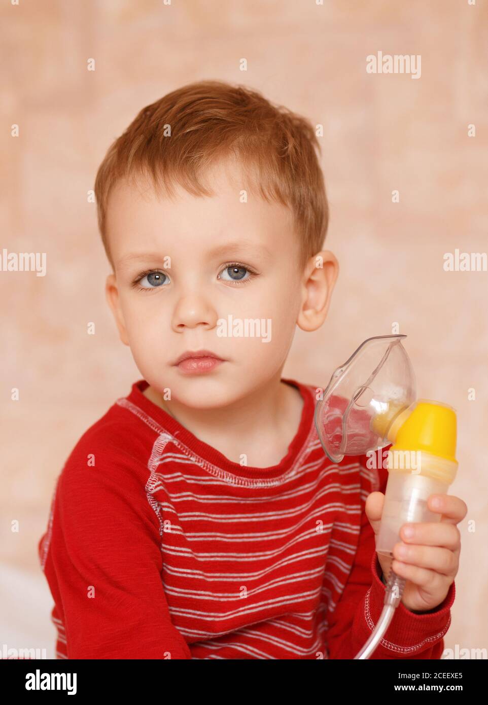 Krankes Kind macht sich Inhalationsmaske zum Atmen zu Hause ...