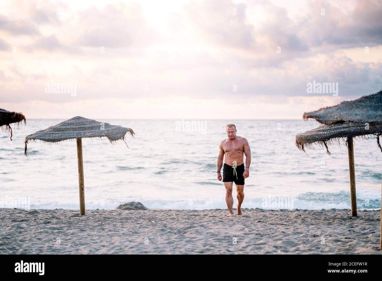 Alt muskulöser mann am strand -Fotos und -Bildmaterial in hoher ...
