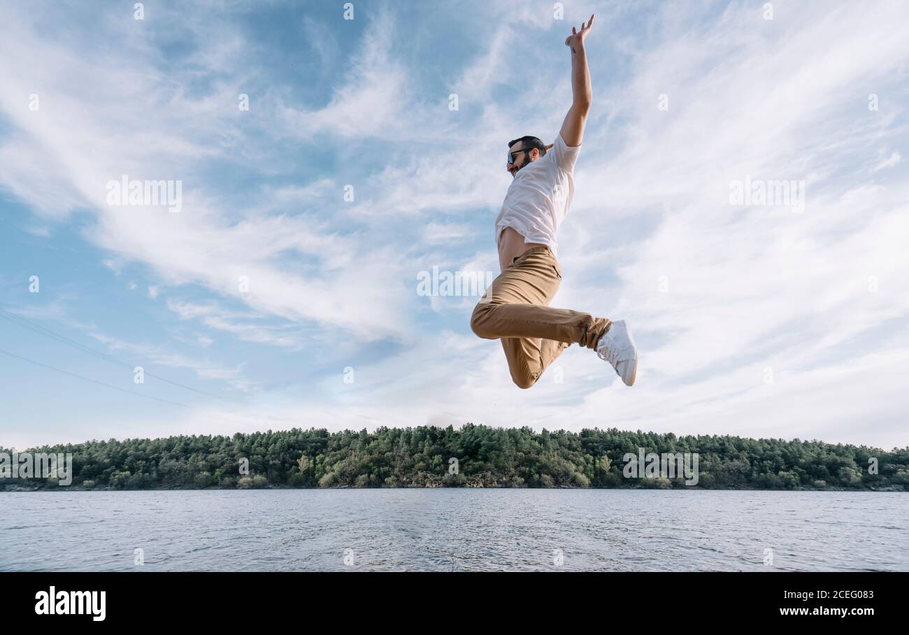 Mensch springt -Fotos und -Bildmaterial in hoher Auflösung – Alamy