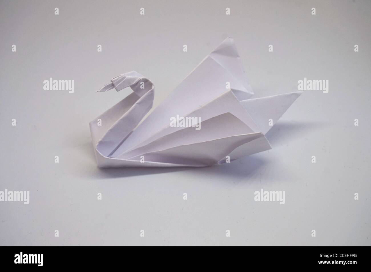 Origami schwan -Fotos und -Bildmaterial in hoher Auflösung – Alamy