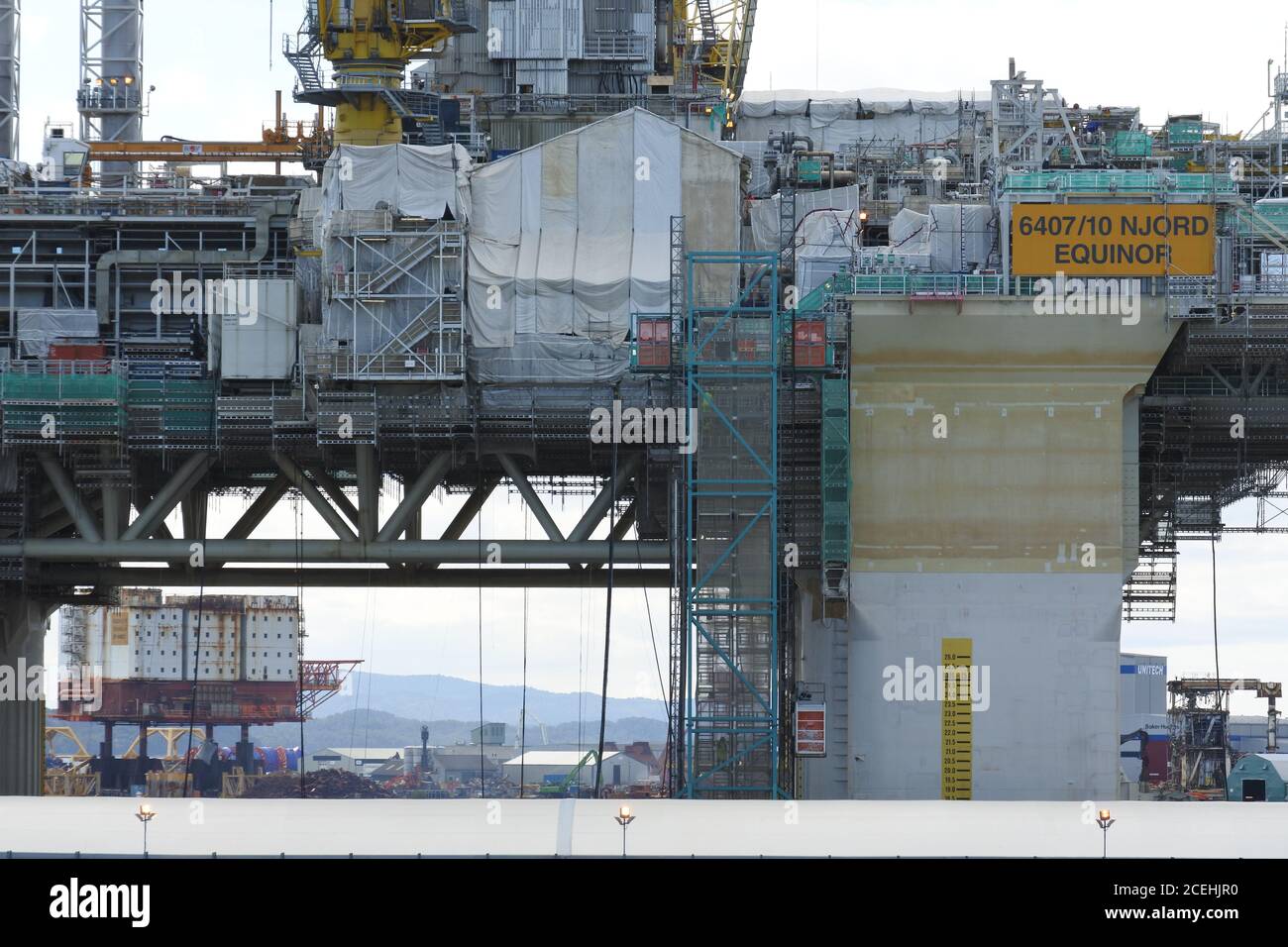 Betrachtet durch die Beine der Equinor Njord-Plattform 6407/10 in Stord ...