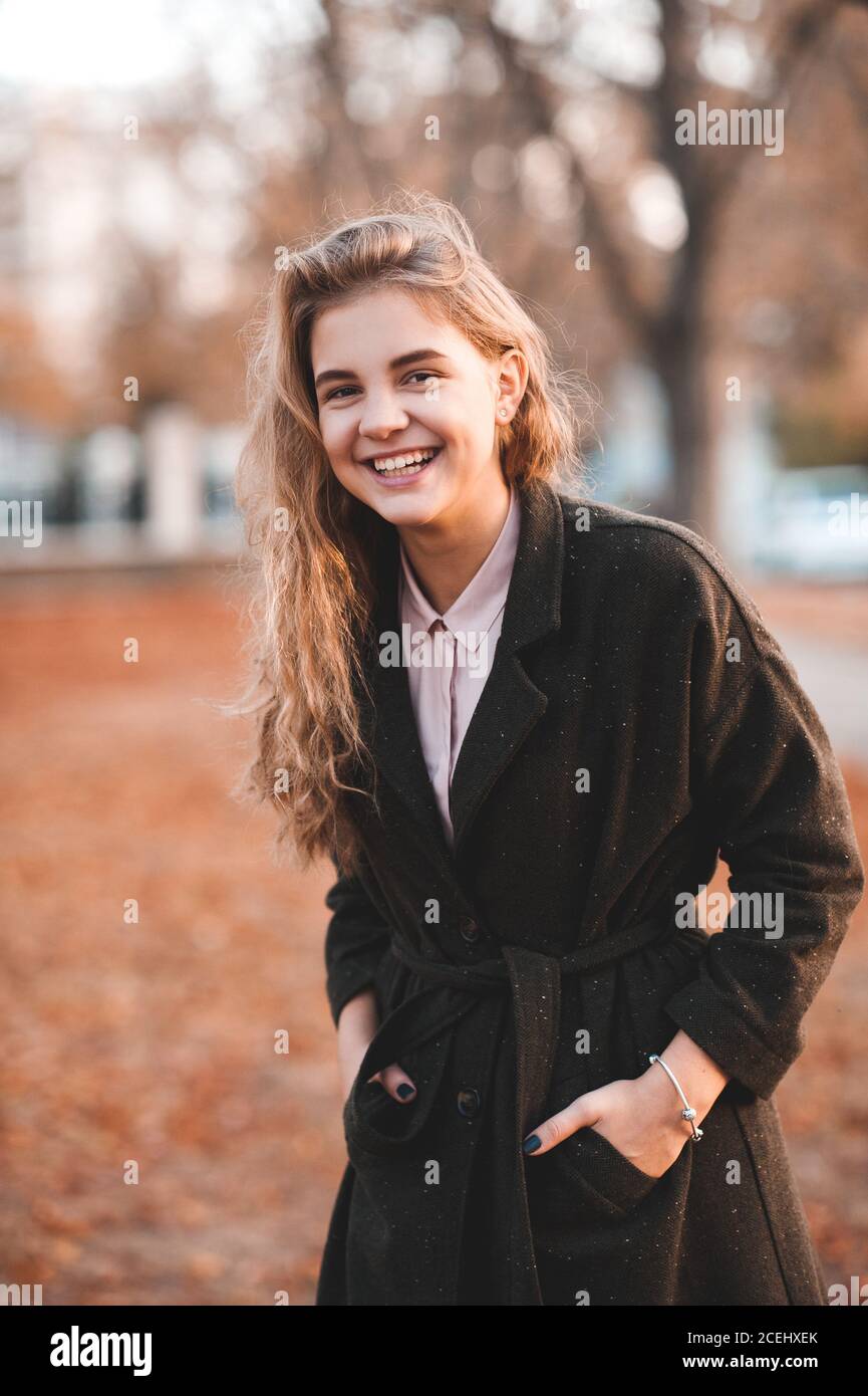 Pretty 14 year old teenager -Fotos und -Bildmaterial in hoher Auflösung ...