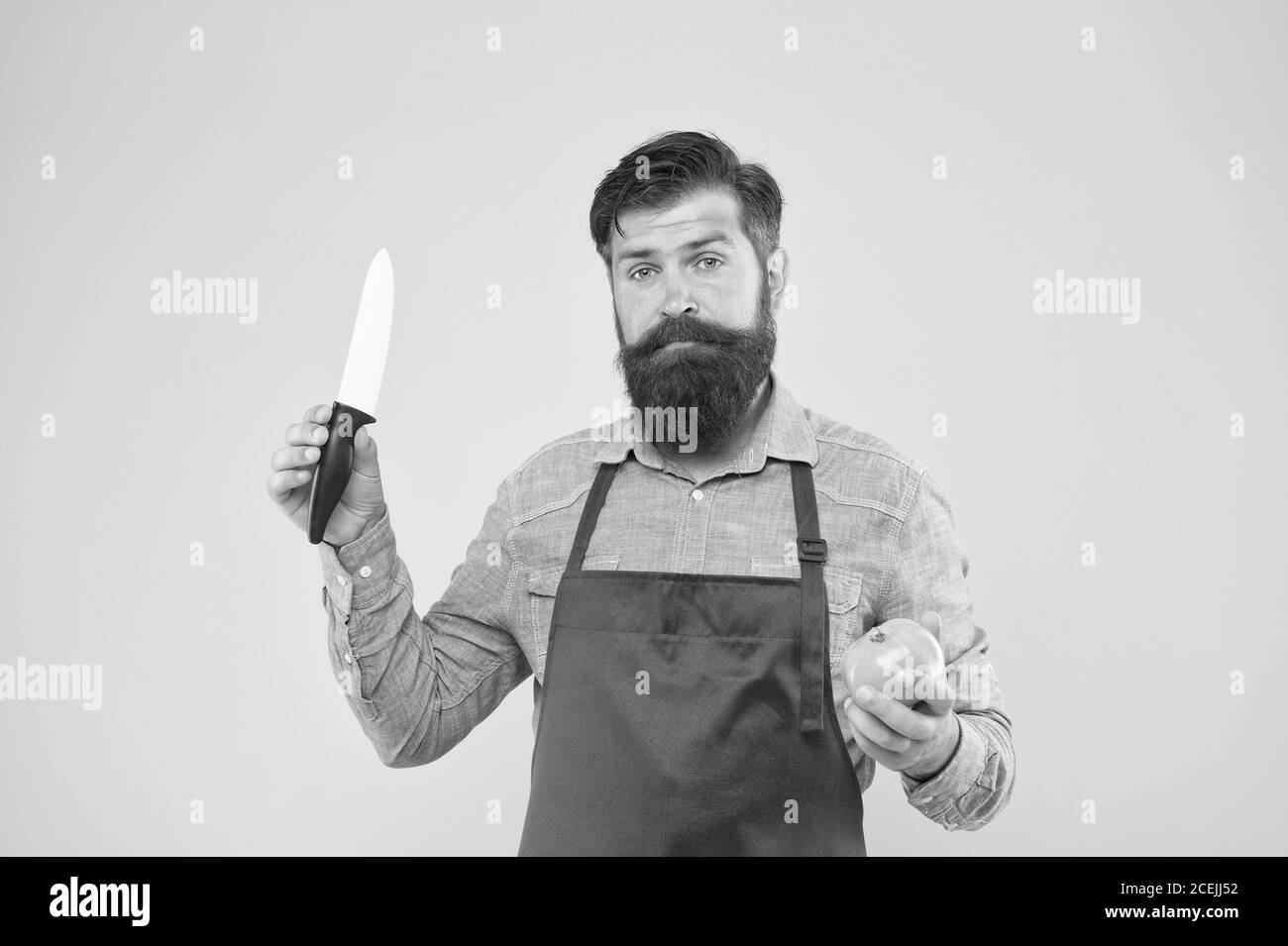 Kochen. Professioneller Koch in roter Schürze. Kochen ist sein Hobby ...