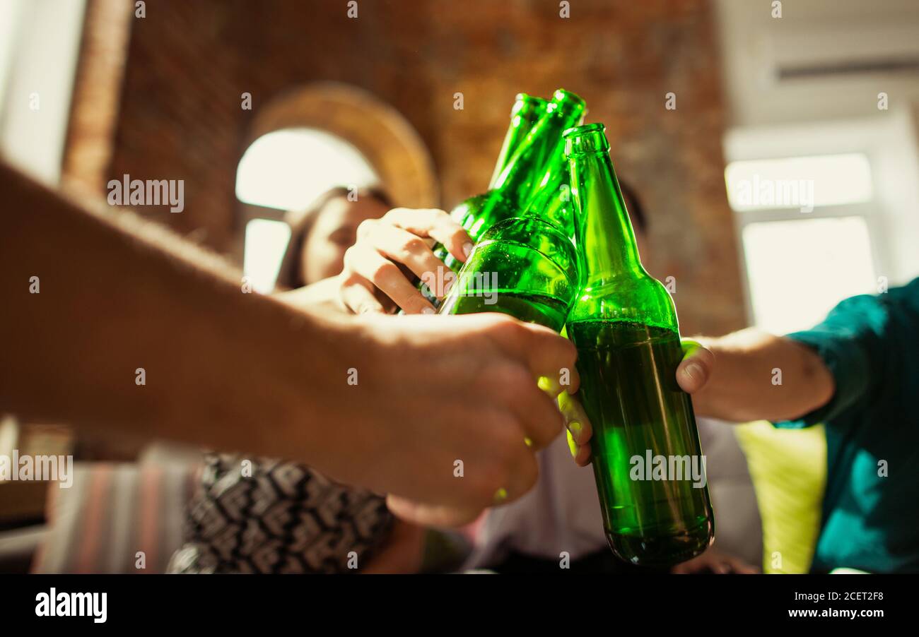 Nahaufnahme klirren. Junge Gruppe von Freunden trinken Bier, Spaß haben ...