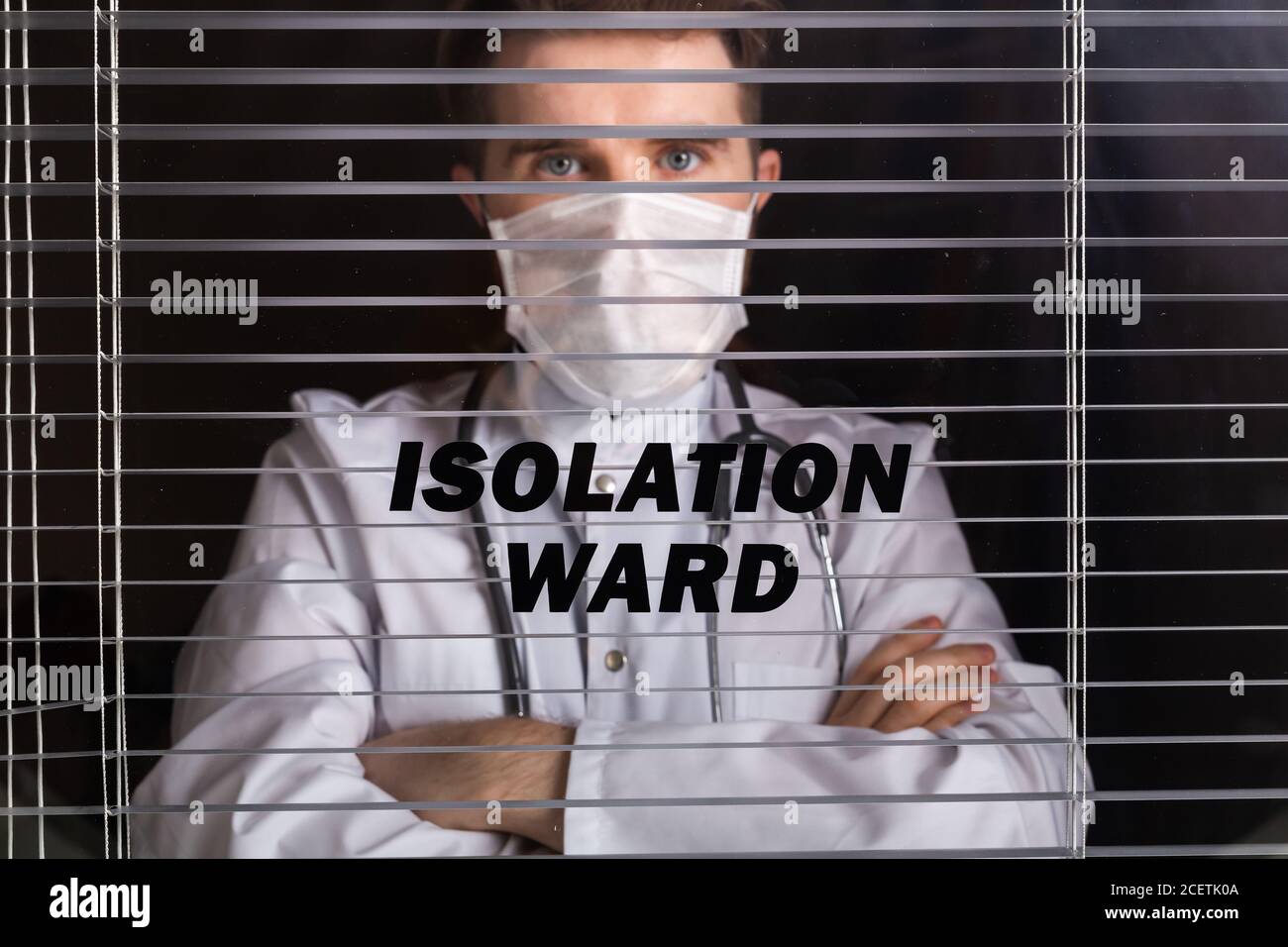 Medizin und Gesundheitswesen Konzept. Mann Arzt im Krankenhaus. Arzt trägt Schutzmaske ...