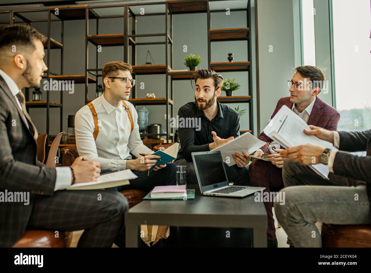 Gruppen Smart Tablet Treffen Stockfotos und -bilder Kaufen - Alamy