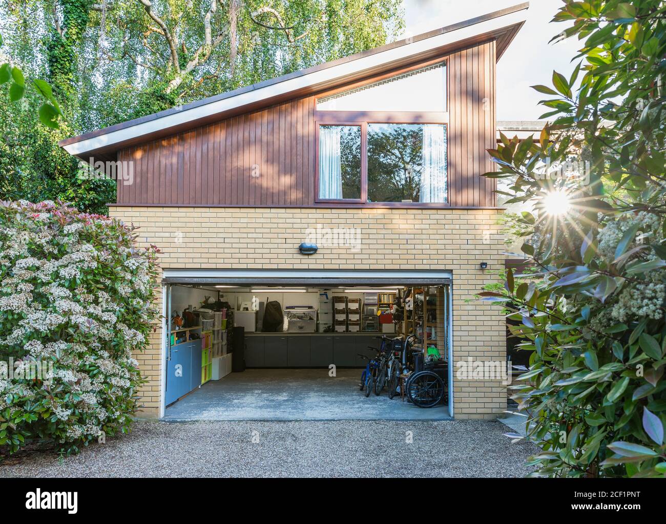 Haus mit garage -Fotos und -Bildmaterial in hoher Auflösung – Alamy