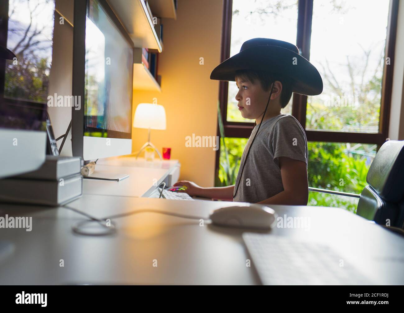 Junge Am Computer Stockfotos und -bilder Kaufen - Alamy