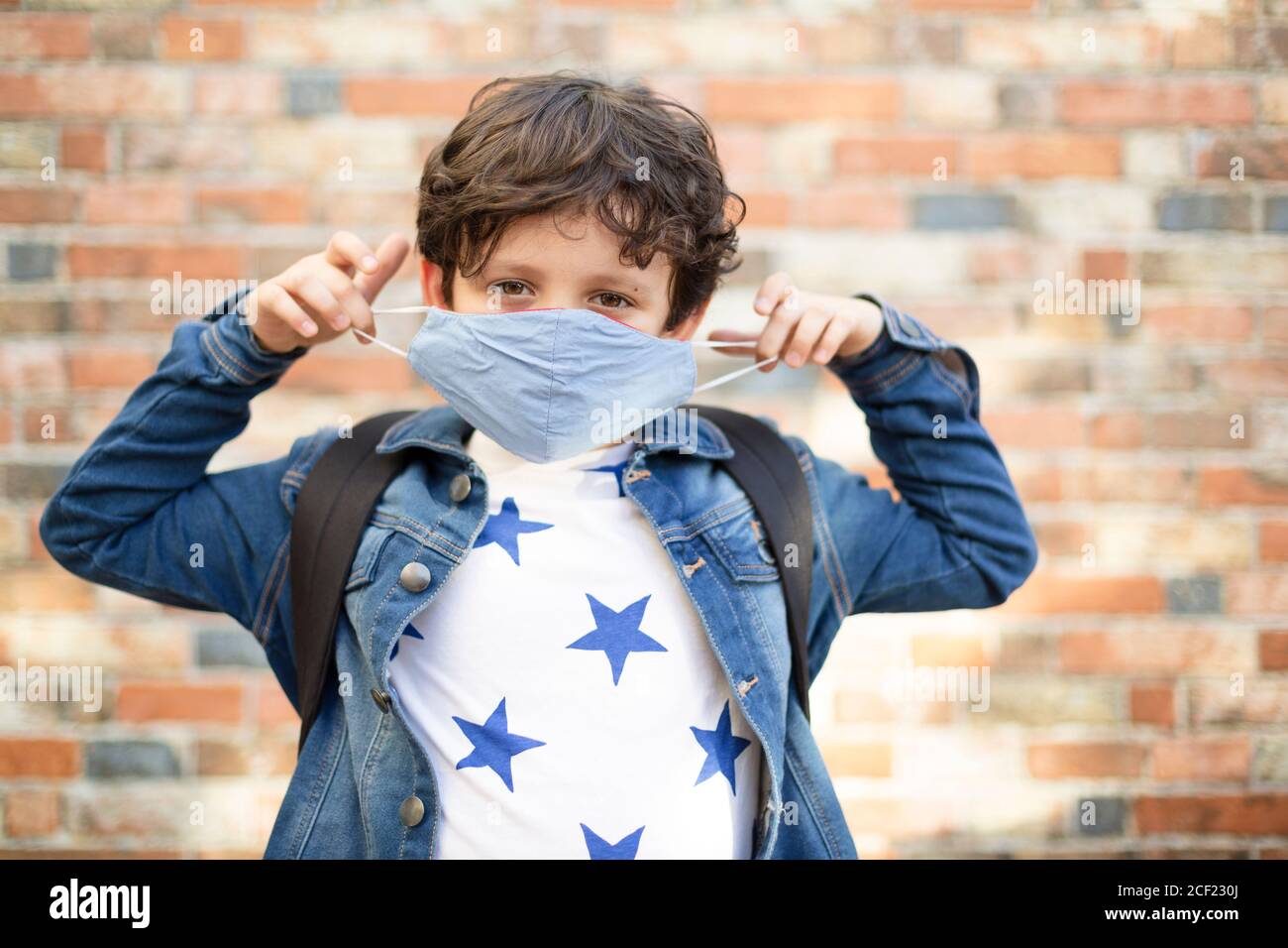 Junge Geht Zur Schule Stockfotos und -bilder Kaufen - Alamy