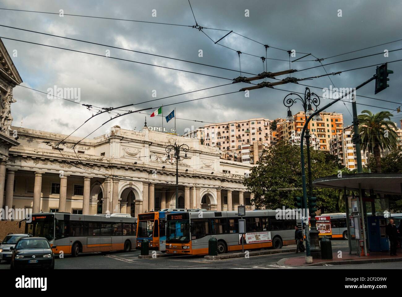 Italien piazza principe bahnhof -Fotos und -Bildmaterial in hoher ...