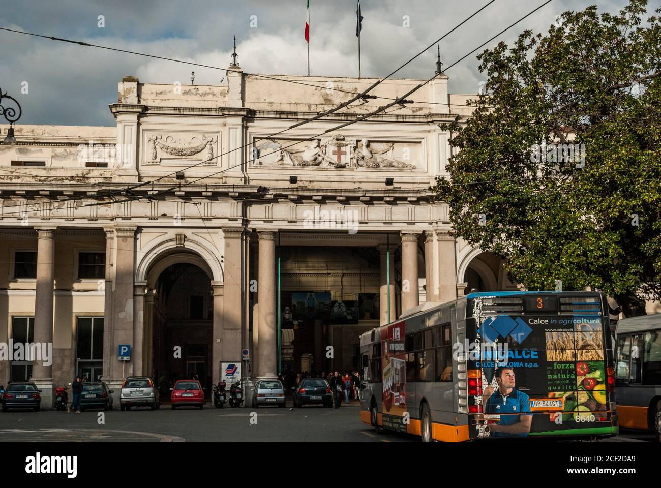 Italien piazza principe bahnhof -Fotos und -Bildmaterial in hoher ...