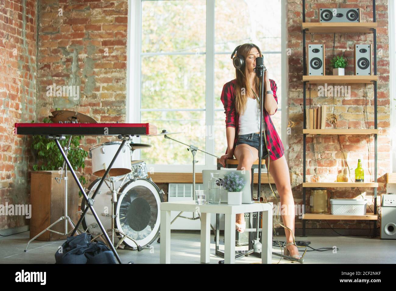 Inspiriert. Frau in Kopfhörern Aufnahme Musik, singen oder Rundfunk ...