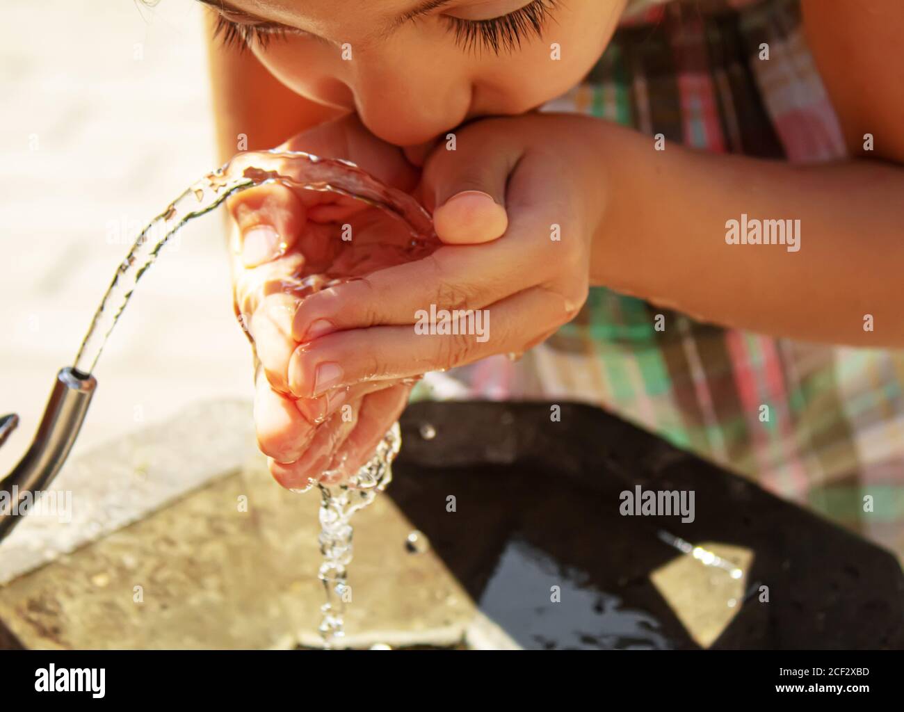 Kinder trinken wasser -Fotos und -Bildmaterial in hoher Auflösung – Alamy