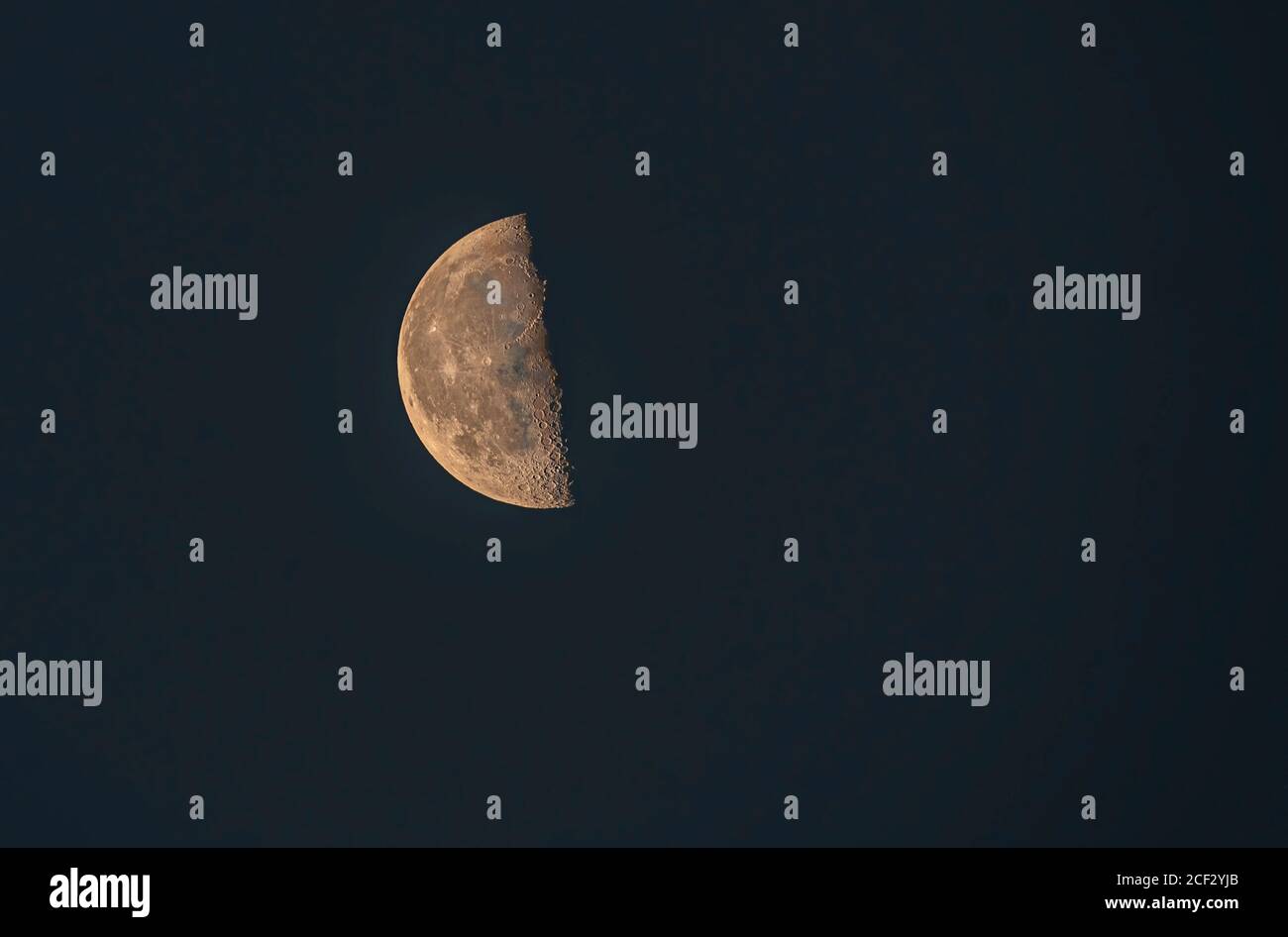 Increasing half moon -Fotos und -Bildmaterial in hoher Auflösung – Alamy