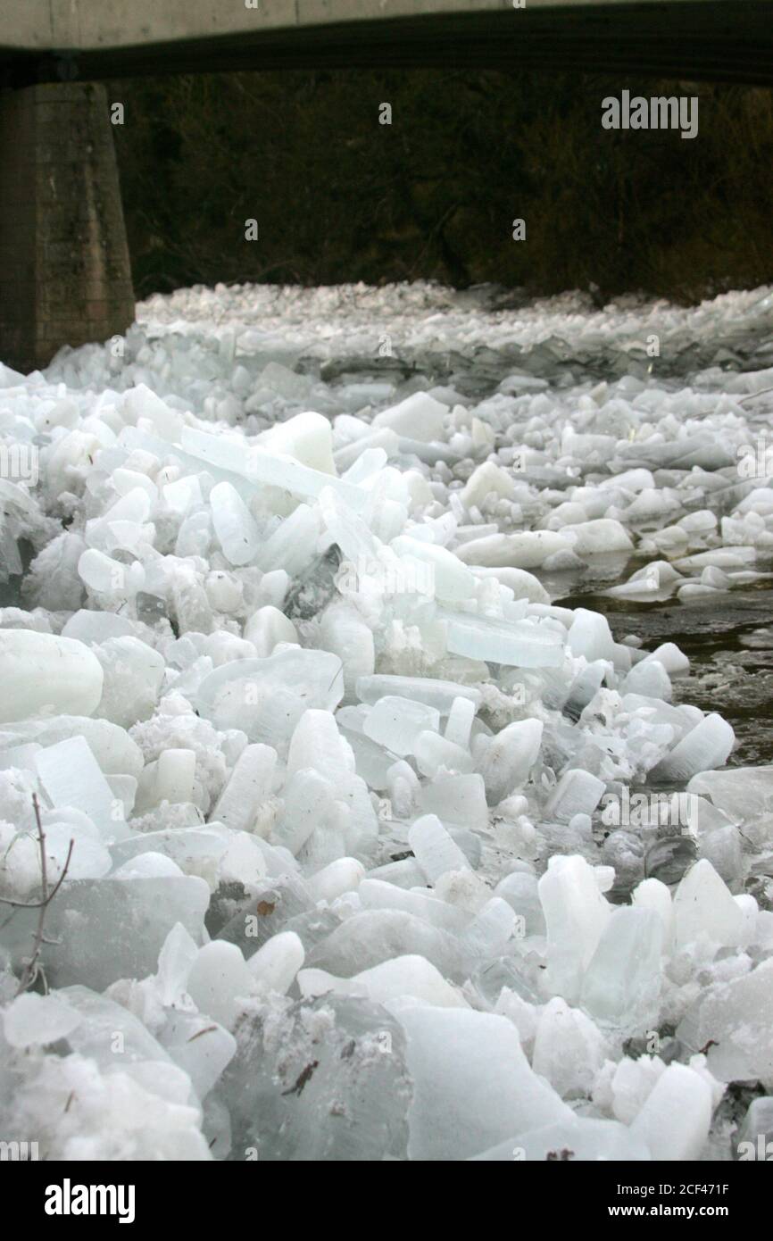River Ayr, Ayrshire, Scotland, 13 Dec 2010, ungewöhnliche Eisbildung ...
