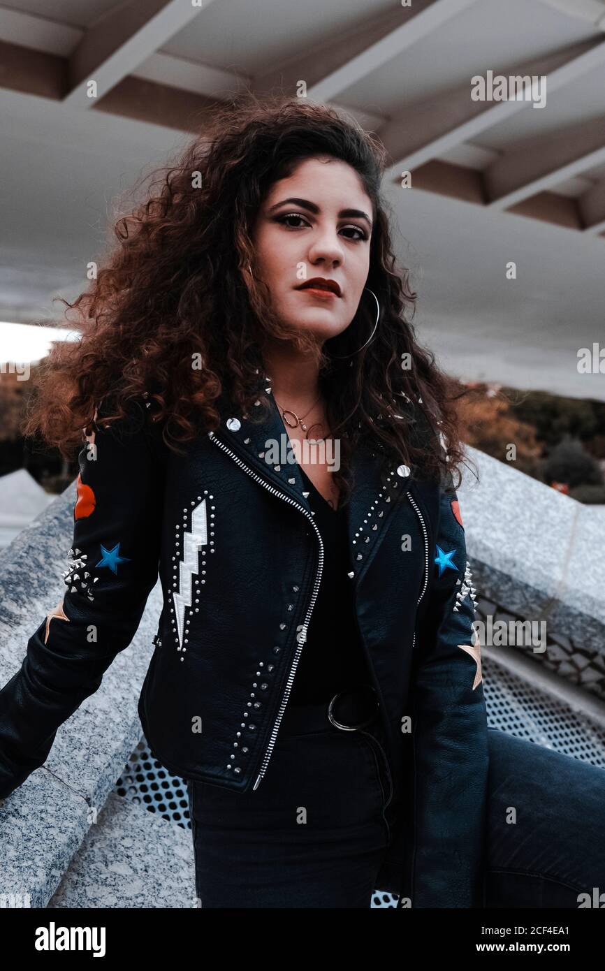 Gestylte frisur -Fotos und -Bildmaterial in hoher Auflösung – Alamy